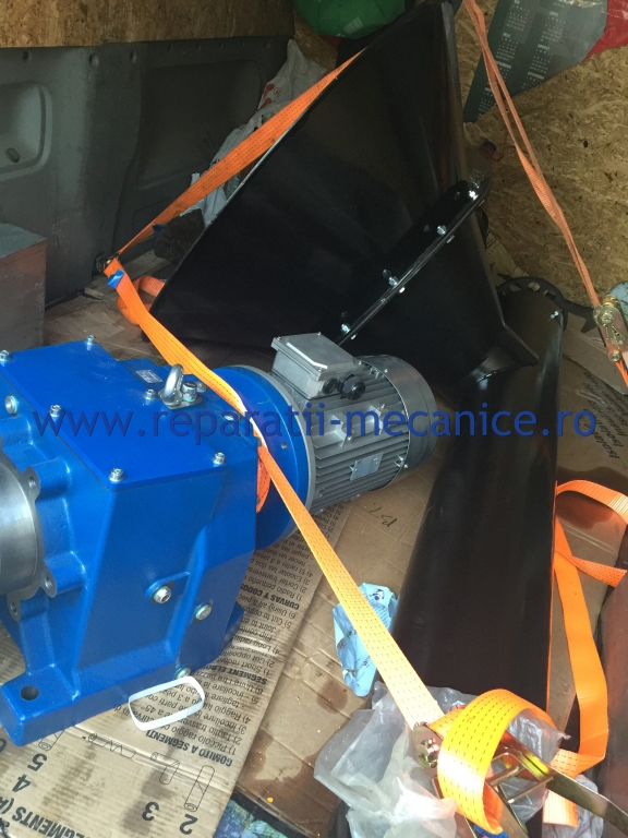 Snec echipat completcu motor, reductor, cuplaj cu bolturi, rulmentu ...